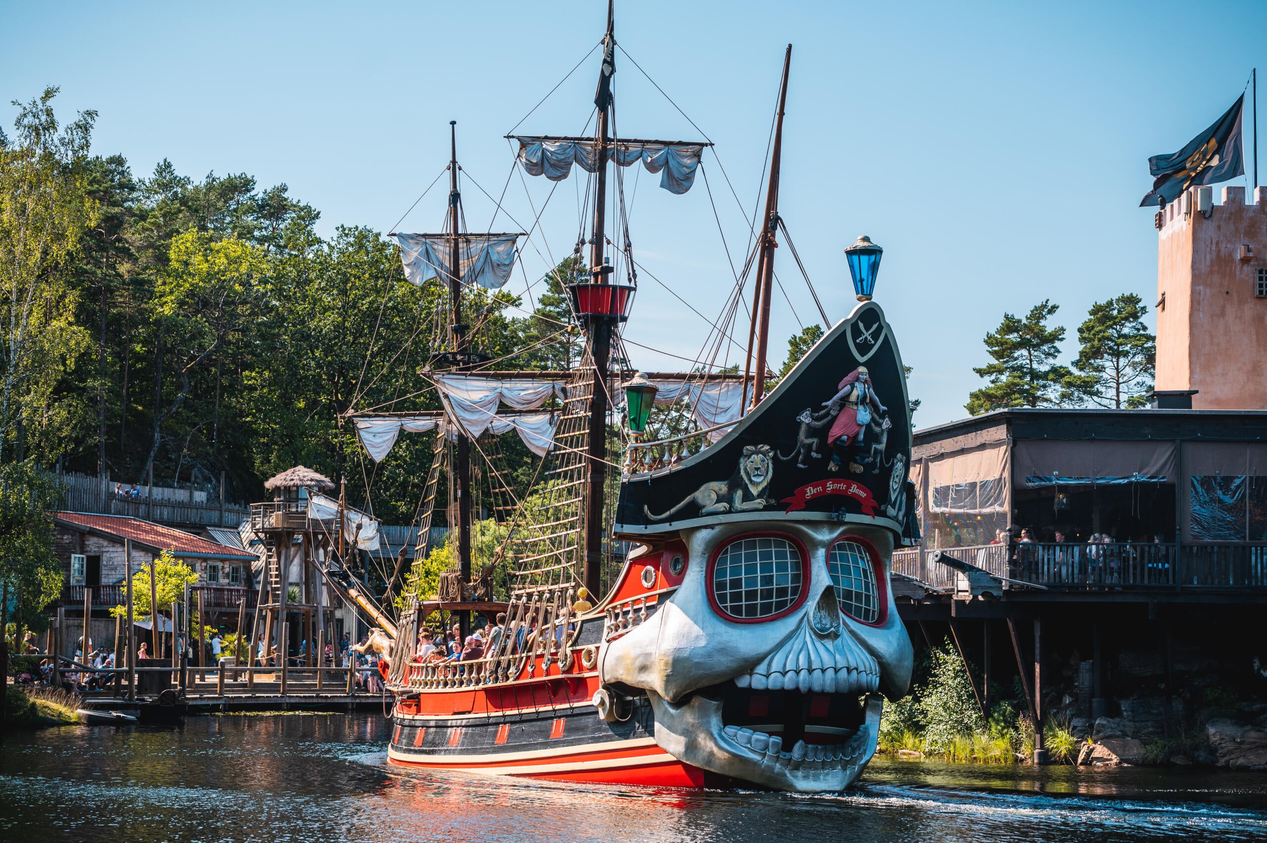 Den Sorte Dame vender hjem fra tokt | Dyreparken